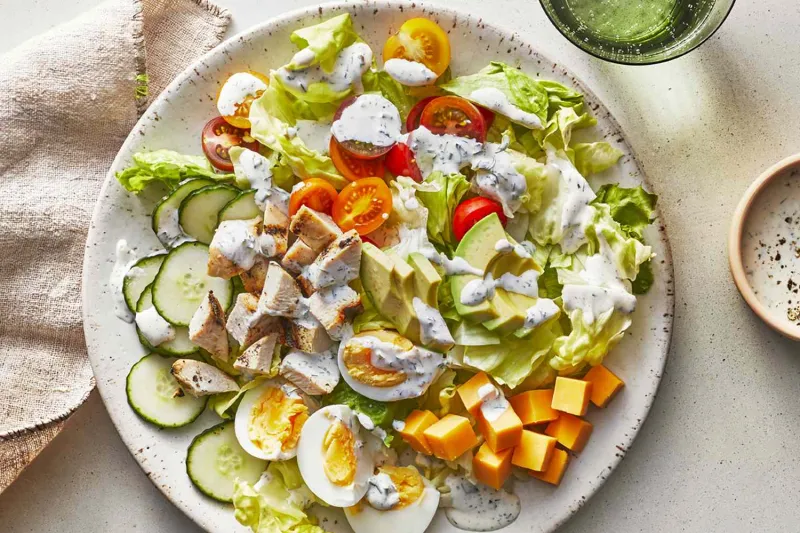 Receta de Ensalada del Chef con Pollo a la Parrilla y Rancho de ...