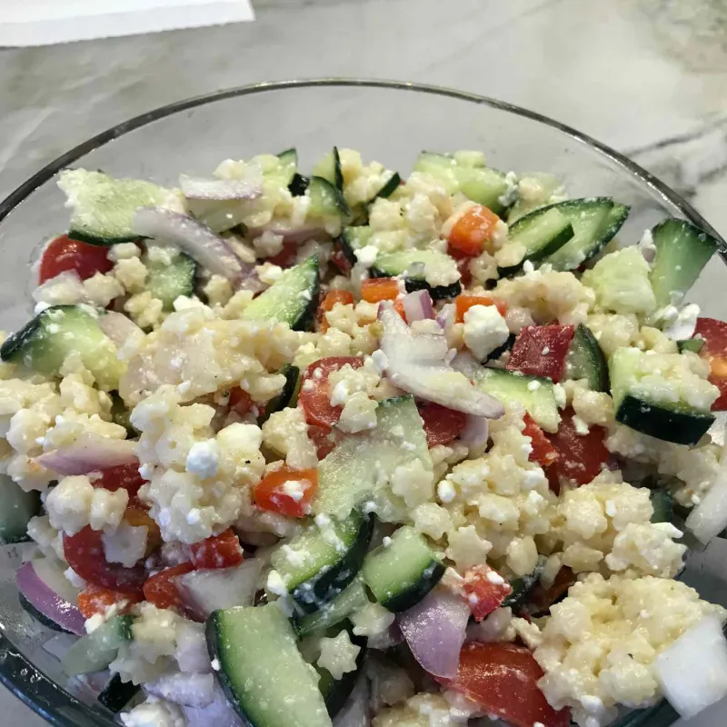 Receta de Orzo con queso feta, pepino y tomate