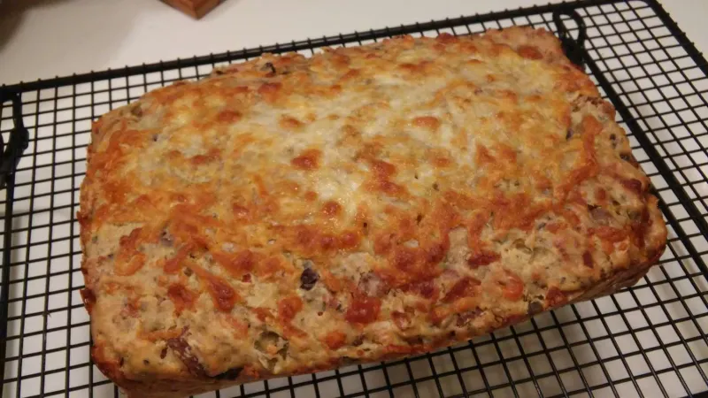 Receta de Pan de cerveza con salchicha italiana picante y mozzarella