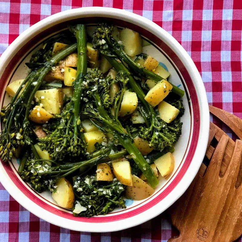 Receta de Ensalada instantánea de broccolini y papas