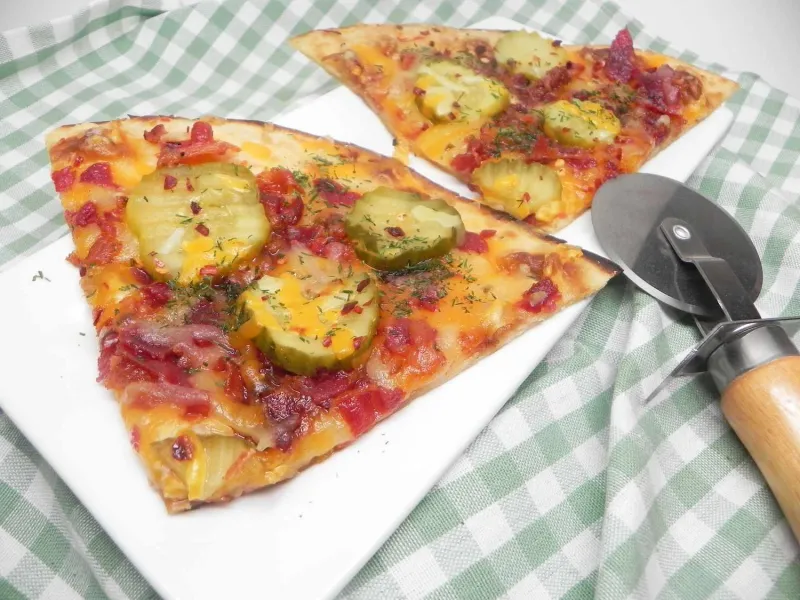 Receta de Pizza de pepinillos y tocino con ajo